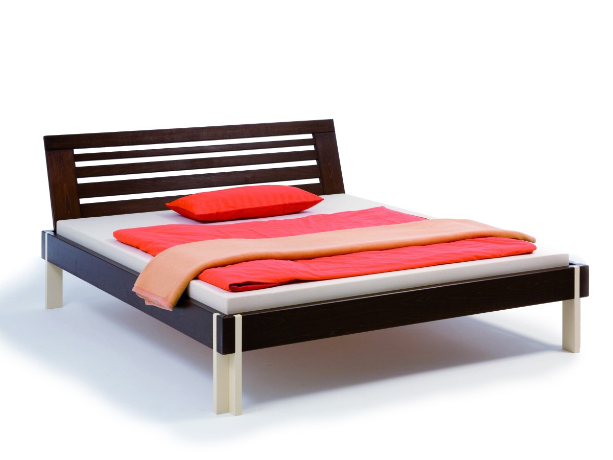 Designer Bett Tuma